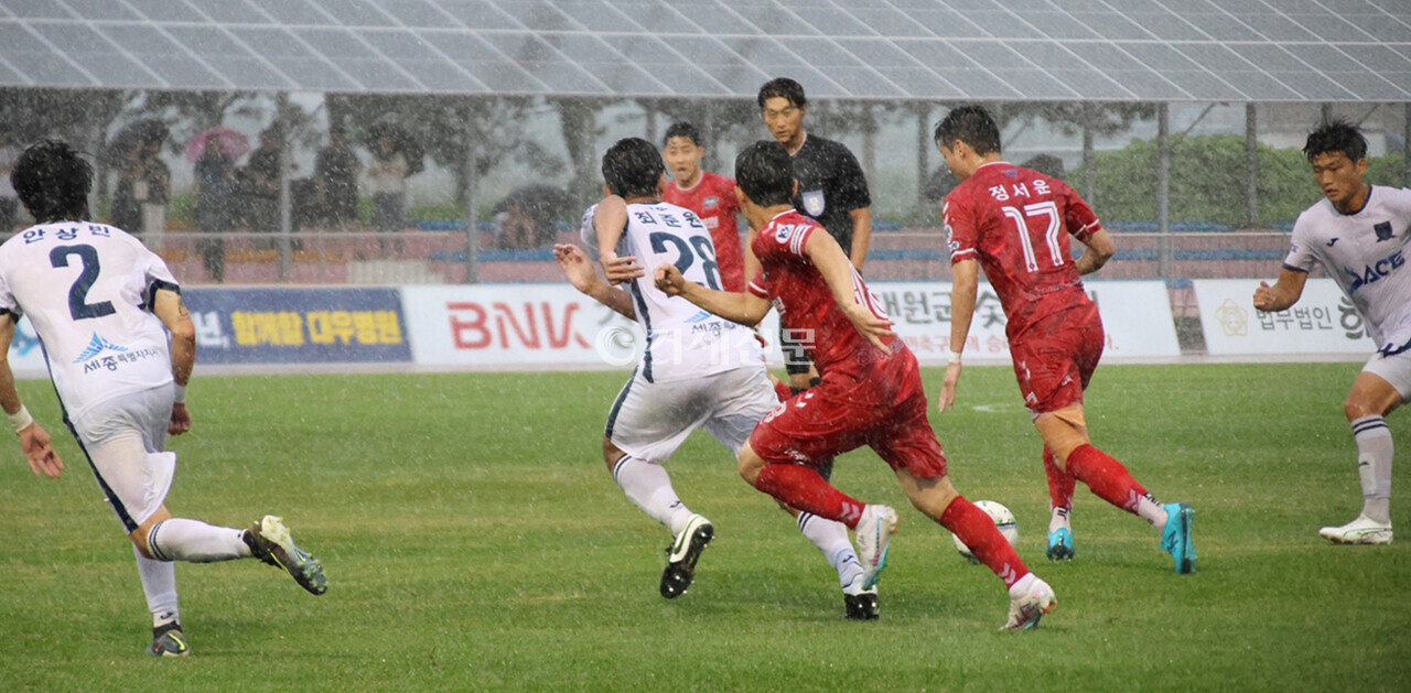 거제시민축구단, 세종바네스FC에 4대1 승리…전반기 마무리